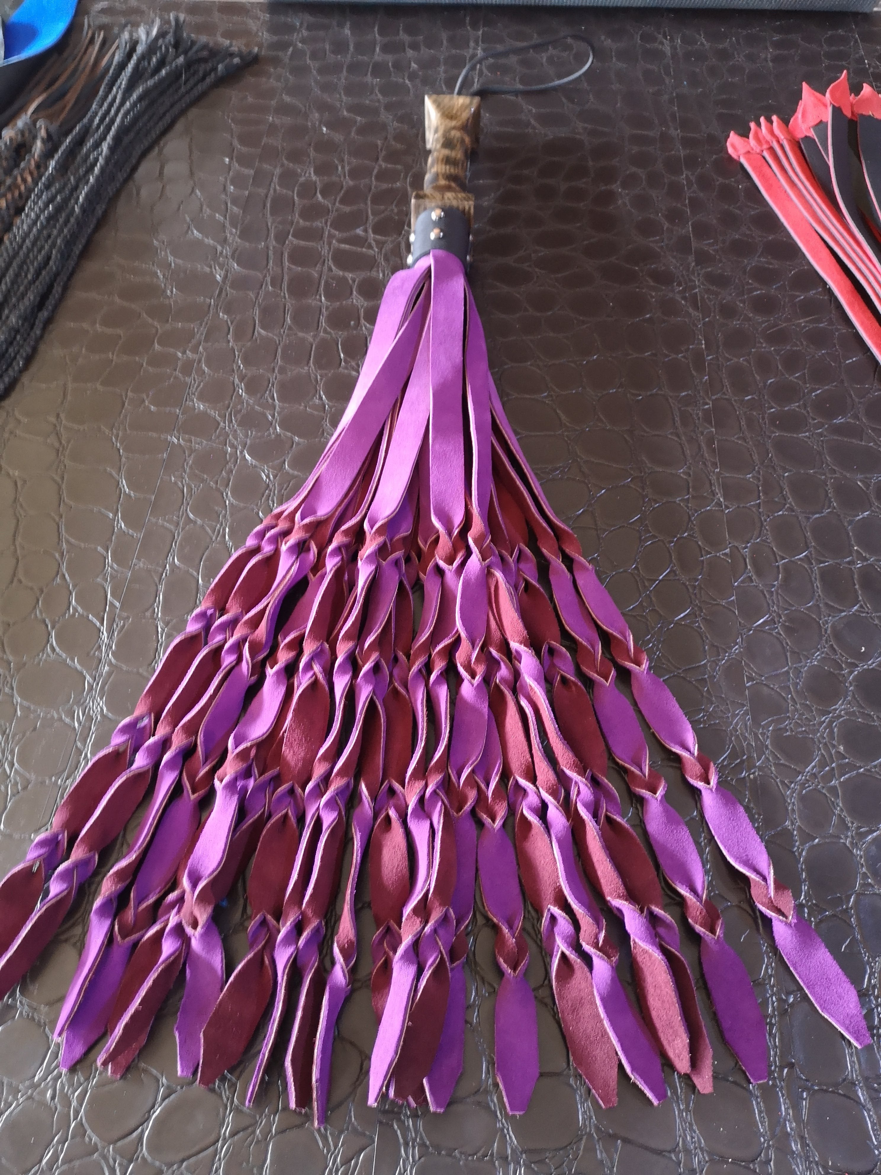 Leather Flogger – Exquisite Pain Toys